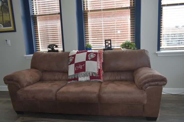 Winner's Circle: Comfy Downtown King Free Parking - Louisville, KY