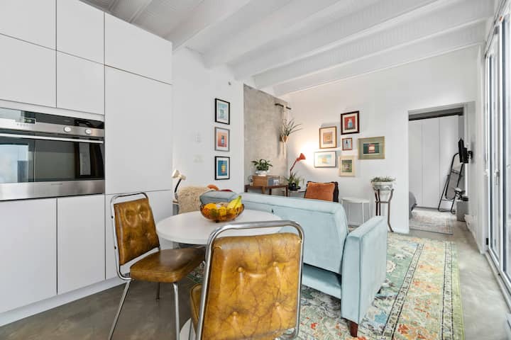 Stylish 1 Bed 1 Bath Condo - Vancouver