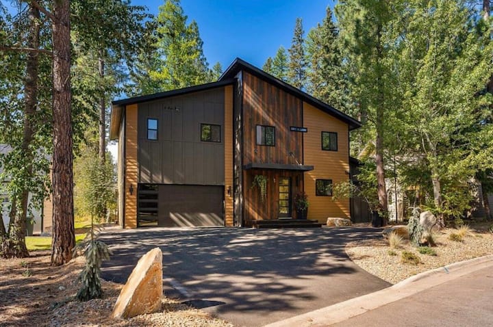 Cedar Pointe Main House + Apt - Columbia Falls, MT