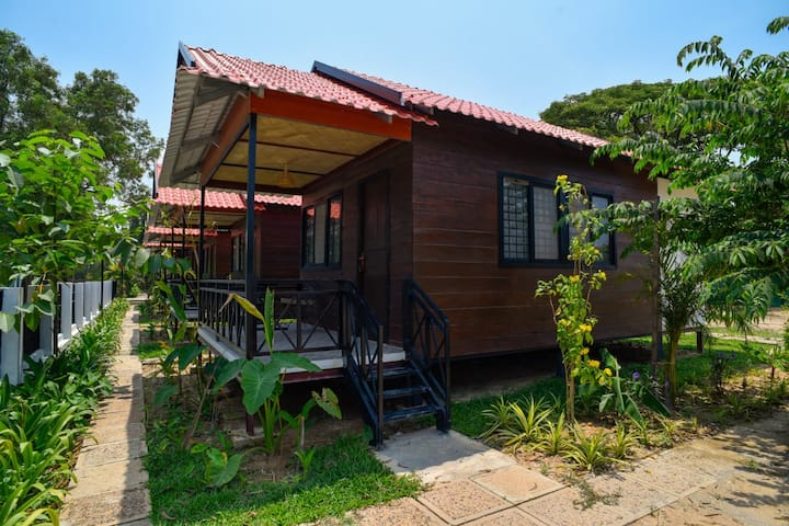 Peaceful Wooden Bungalow With Garden View - Cambodia