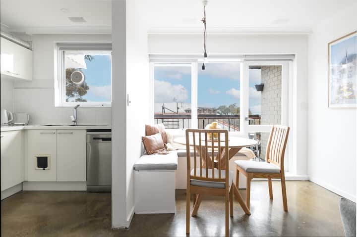 The Lookout —Sunny St Kilda Contemporary - St Kilda
