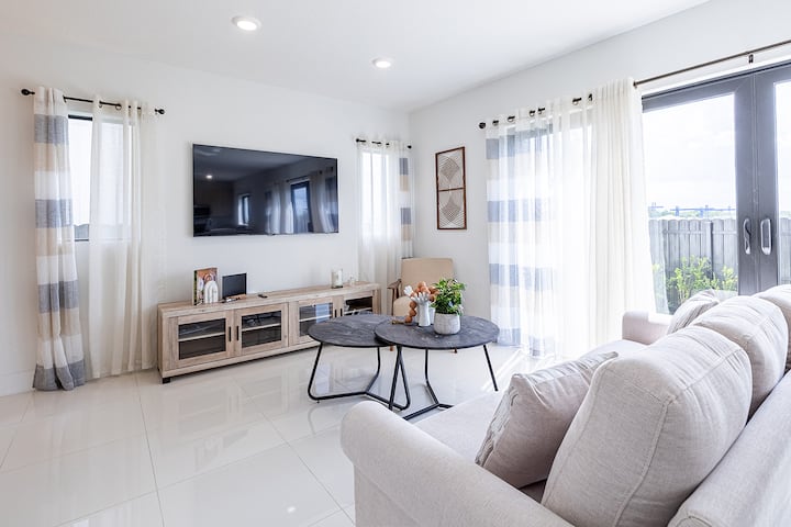 Villa Oasis Palmera - 5bd/5ba -Friends And Family! - Florida City, FL