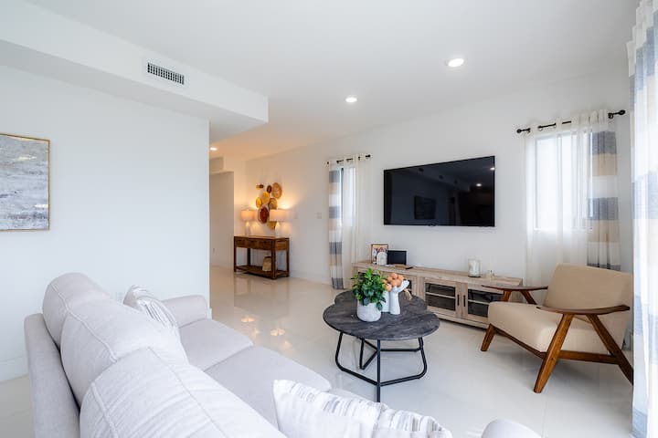 Villa Oasis Palmera - 5bd/5ba -Friends And Family! - Homestead, FL