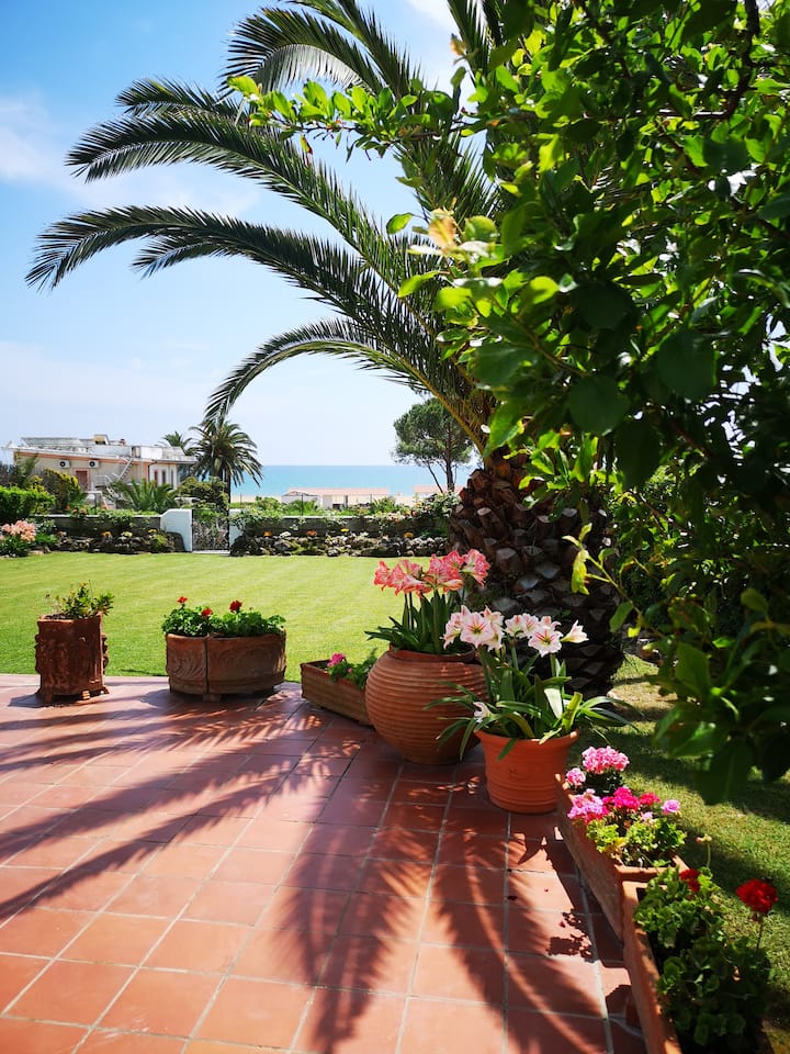 Villa Orsa Maggiore Fronte Mare - Terracina