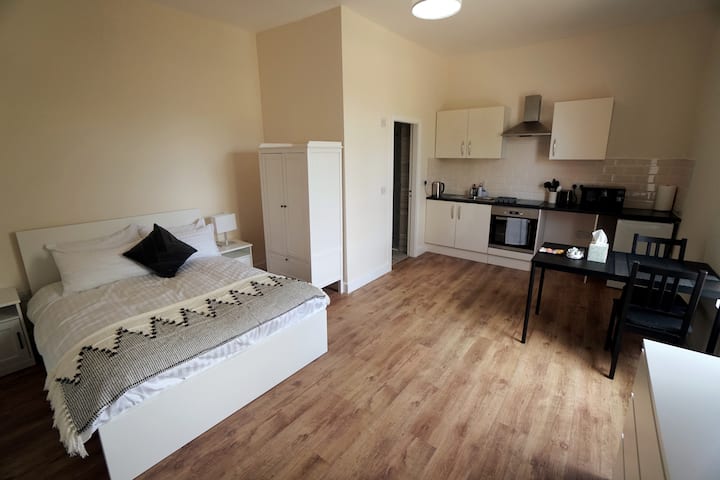 New Spacious Apartment - Amazing Location! - Derby