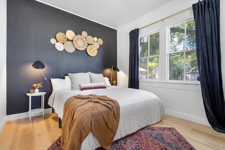 Black & White Historic Bungalow - Pets Allowed - Tampa, FL