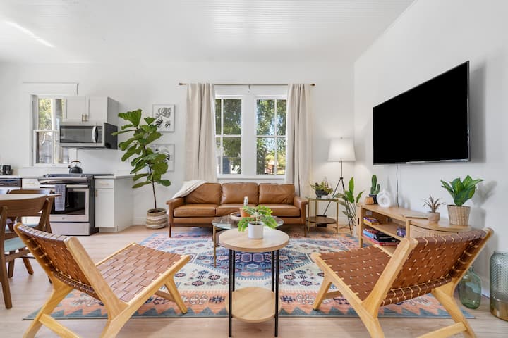 Black & White Historic Bungalow - Pets Allowed - Tampa, FL