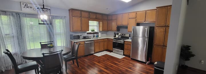 Spacious Home, Deck & Garage, Close To Atl Airport - Riverdale, GA