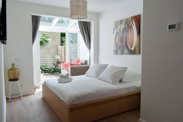 Private Spacious Apartment With Urban Garden - 암스테르담