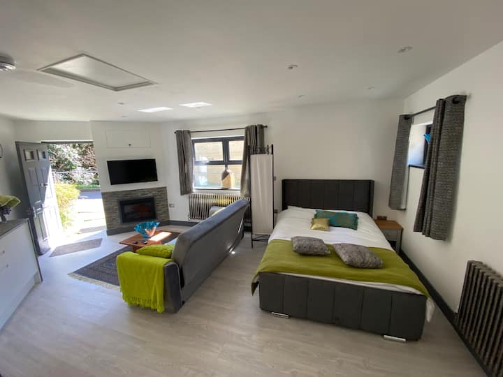 Clean & Modern Studio & Ev Parking Quiet Location - Bath