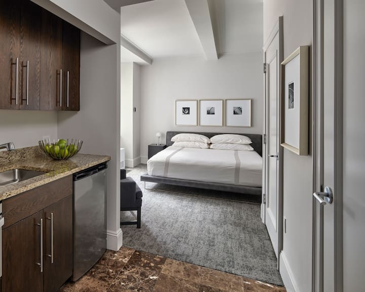 Spacious Studio W/wetbar - Manhattan, NY