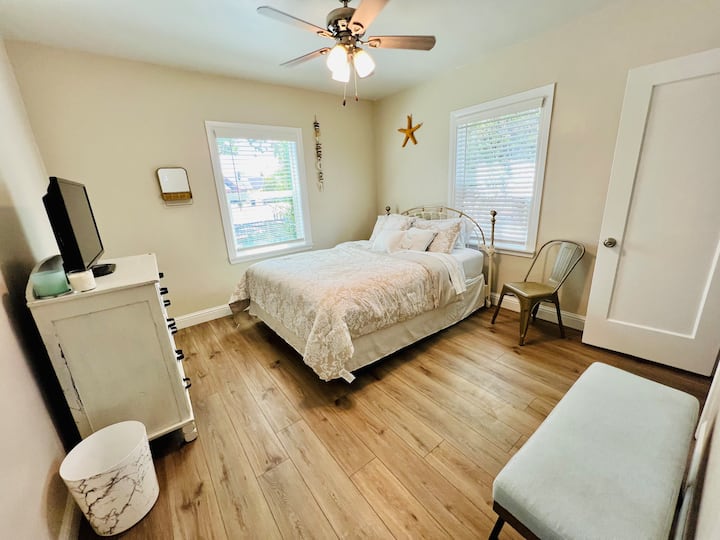 Say Hello To Your New Home 2/1 - Sacramento, CA