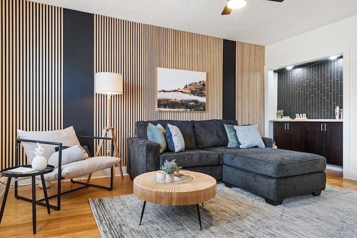 Contemporary Apt -All Amenities! - Pittsburgh, PA