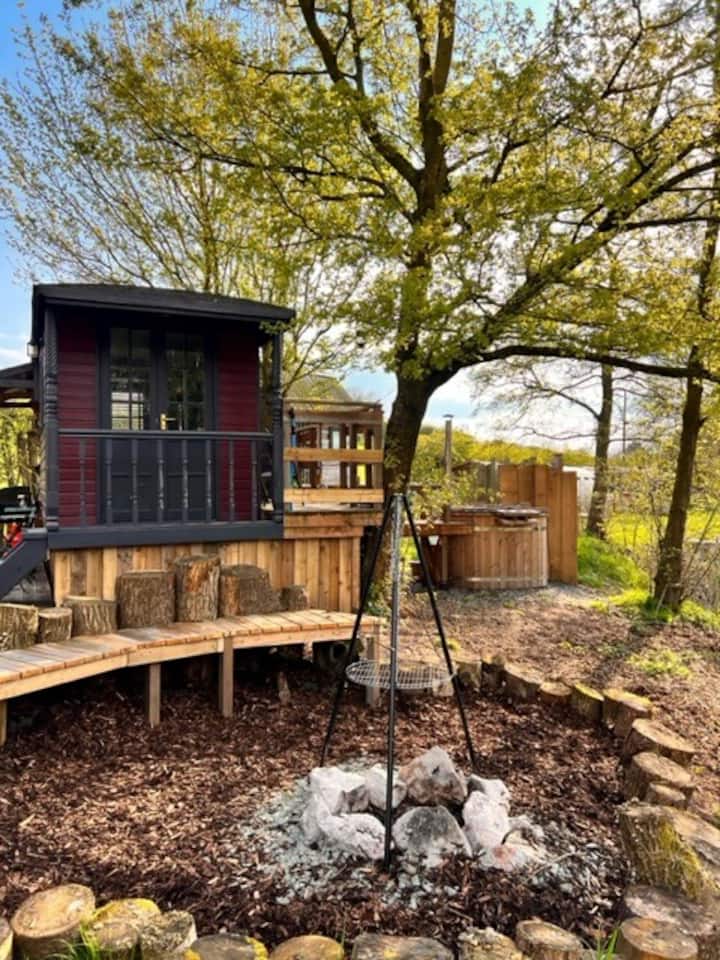 Secluded & Romantic Cabin, Log Hot Tub & Fishing - Staffordshire