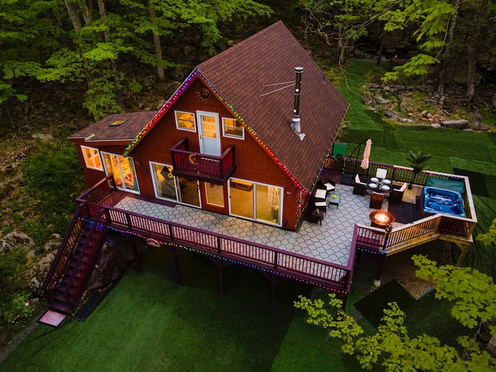Secluded Streamside Chalet W/hot Tub & Playground - Lake Wallenpaupack, PA