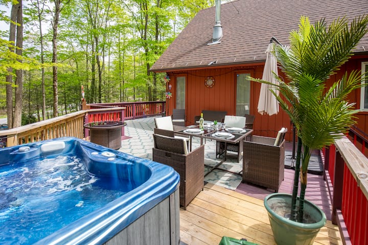 Secluded Streamside Chalet W/hot Tub & Playground - Pocono Mountains, PA