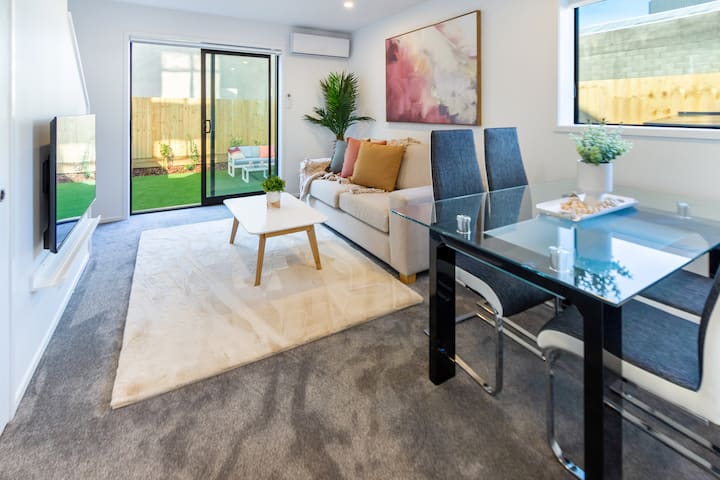 Modern 2 Bed Hagley Park Riverside Market - Christchurch