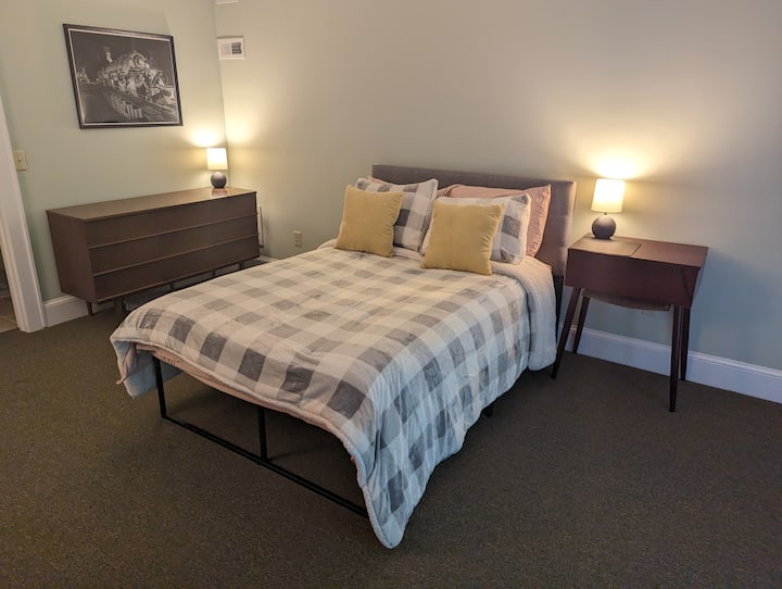 Cozy Studio Near Downtown Blacksburg - Blacksburg, VA