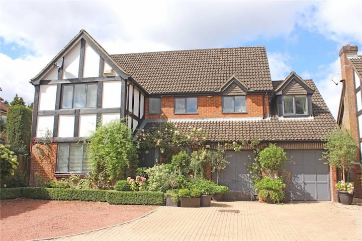 Large & Spacious 5 Bedroom, 3.5 Bathroom House - Southampton