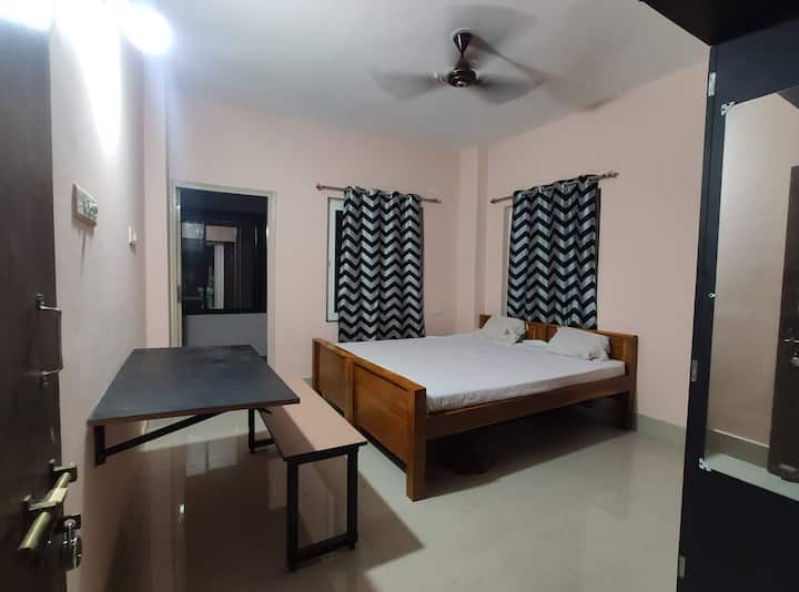 Premium Acroom | Balcony | Wifi | Parking| Kitchen - India