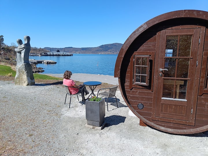 Bærekraftig Overnatting I Koselig Sovetønne - Hjelmelandsvågen