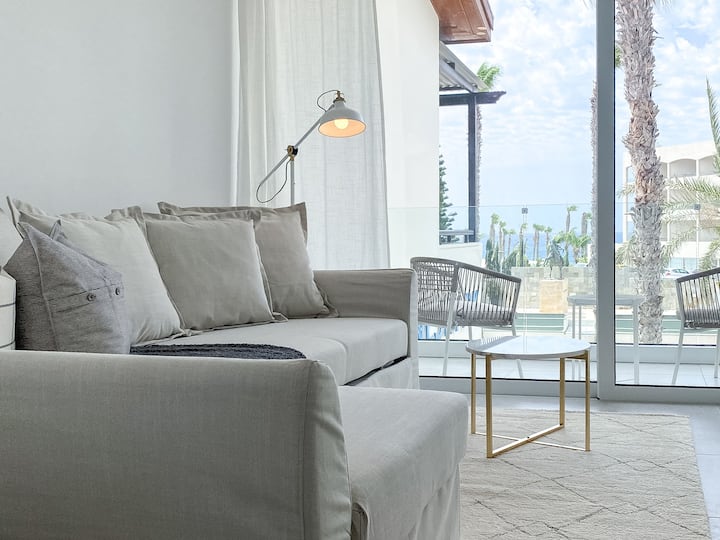 Limnaria 134: Seaview Modern Flat - Paphos