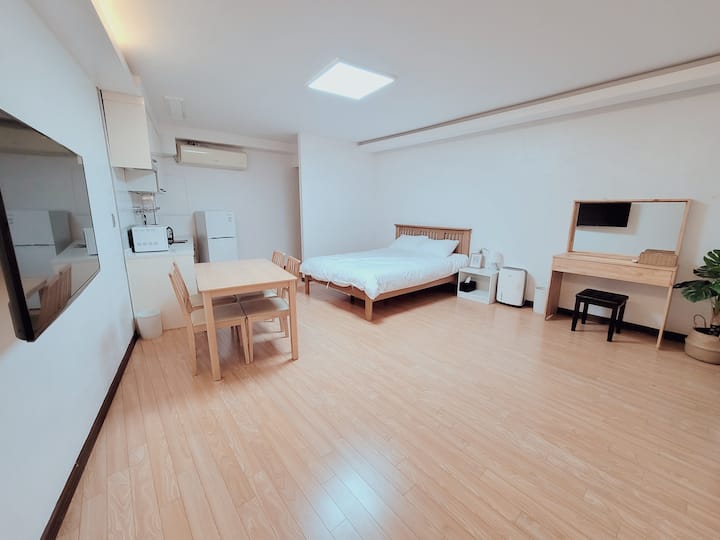 천지연폭포 인근 단체숙소. 서귀포르투 단체실 - 송산동