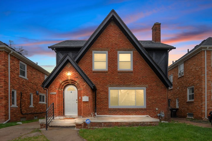 Central 4br Gem • Sleeps 12 • Driveway Parking - Detroit