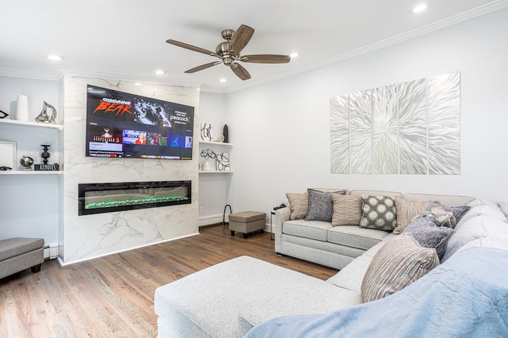 Elegance @ Huntington | Spacious Family Apt | Yard - White Post Farms of Melville