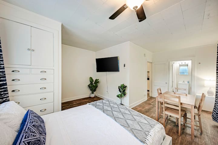 9-08 – Cozy Studio | Walk To Ut /Acl/ Downtown - Austin