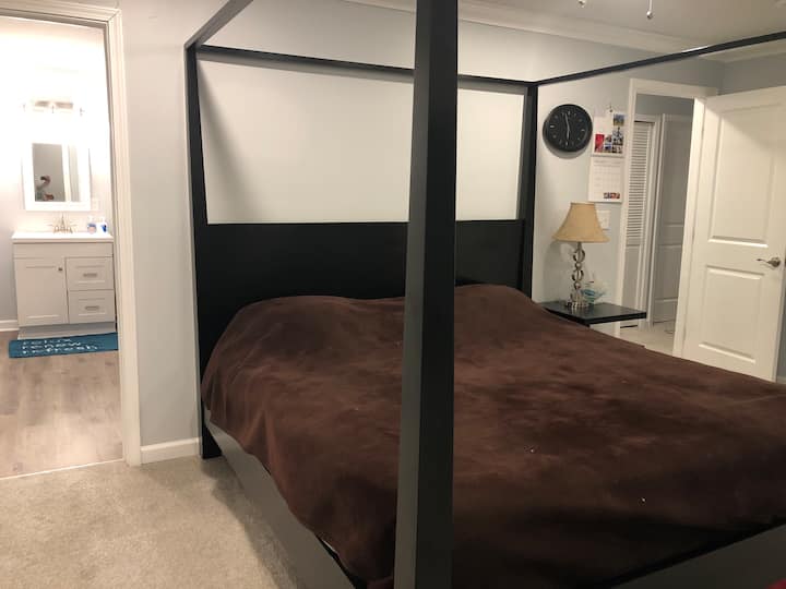 Master Suite With Attached Private Bathroom - Columbus, OH