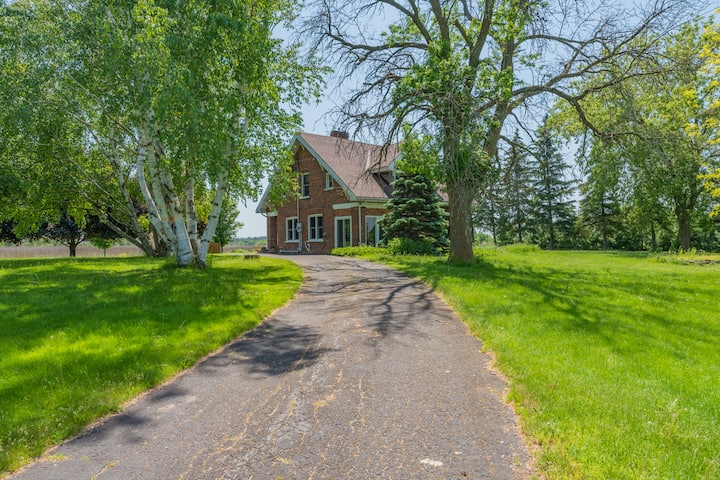 Luxury Hillside Farmhouse On The Bay Of Quinte - Belleville