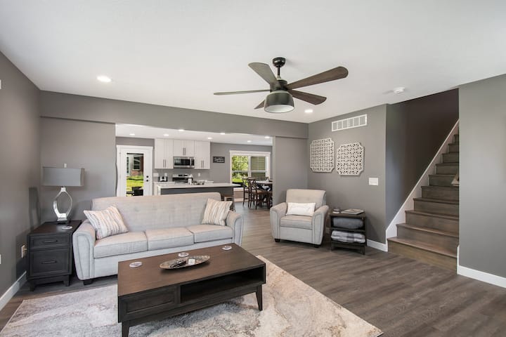 Beautiful New Home Close To Notre Dame- Sleeps 12 - South Bend, IN