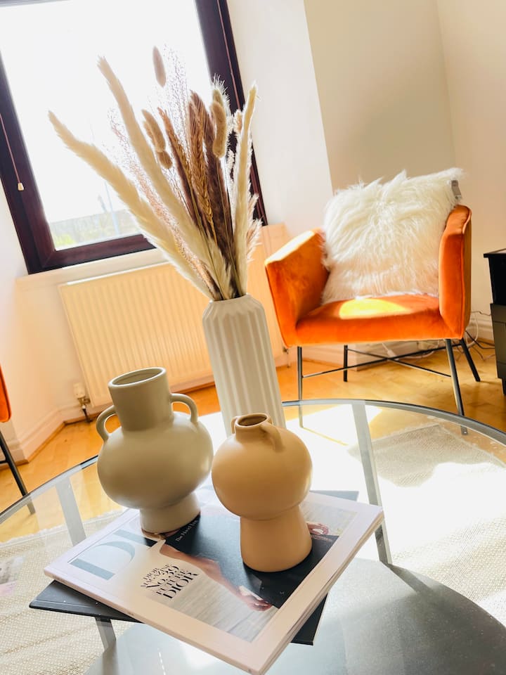 Sleek And Modern 2br Sunny Views - Glasgow