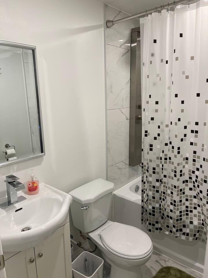 Cheerful 2 Bedrm Walkout Basement Apt Free Parking -