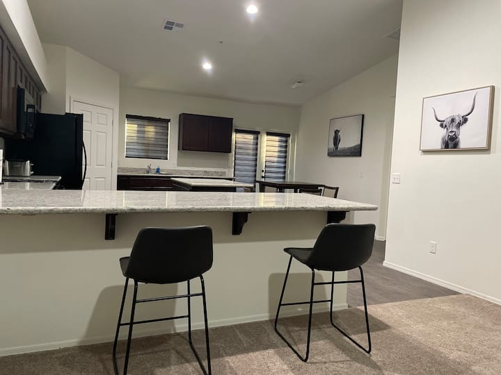 Stylish 3br Townhome, Big Yard. Near Everything - Yuma, AZ