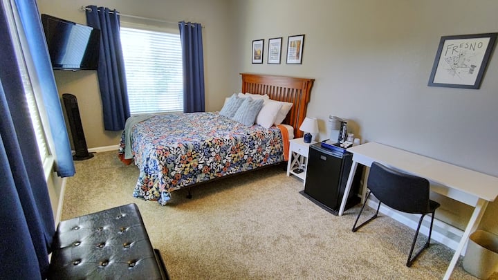 Private Bedroom & Bath Se Fresno - Fresno, CA