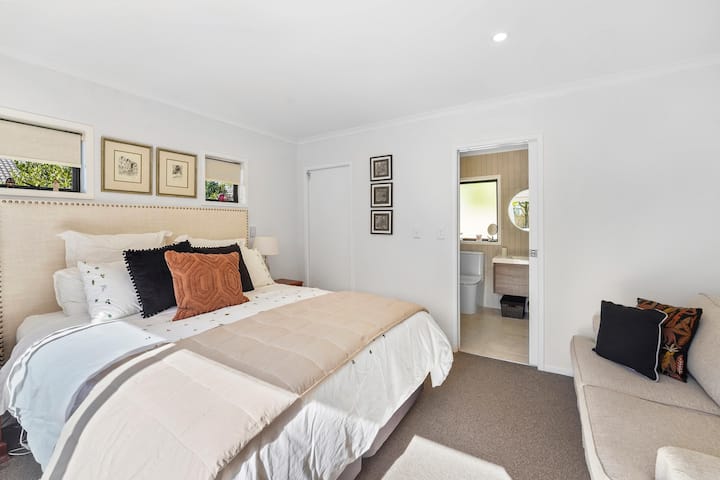 Luxury & Location - Beautiful Beach Home - Papamoa