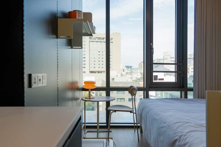 커다란 창문에서 시작하는 첫 번째 동네 산책 - Seoul