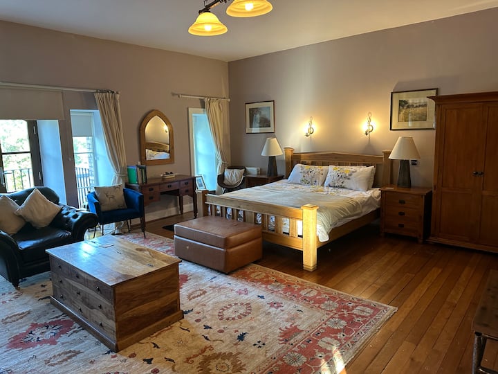 Spacious Luxury Riverside Room - Ballymoney