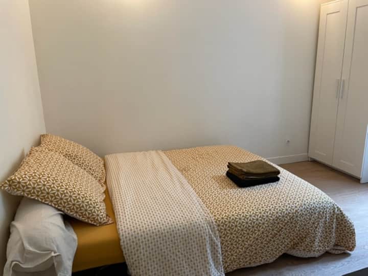 Chambre Droite Dans Maison Partagée - Noisy-le-Grand