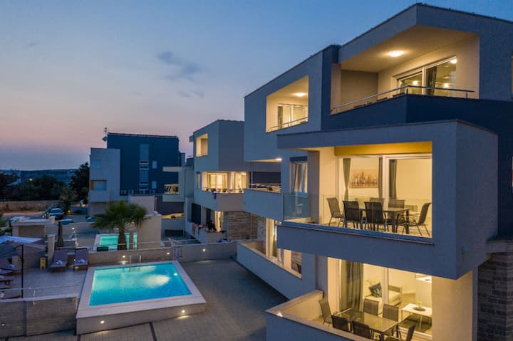 Danivan B Apartments With Pool For 10 - Karlobag