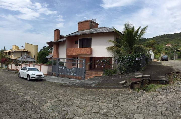 Casa Com Piscina Na Praia Brava De Florianópolis. - Florianópolis