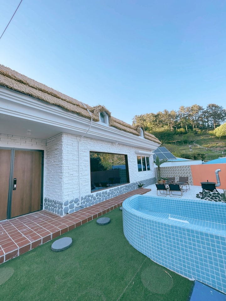 [연박시/바베큐+수영장Free]독채단독/침대방2개/촌캉스/솥뚜껑/산바다뷰/장목/예쁜숙소 - Geoje-si