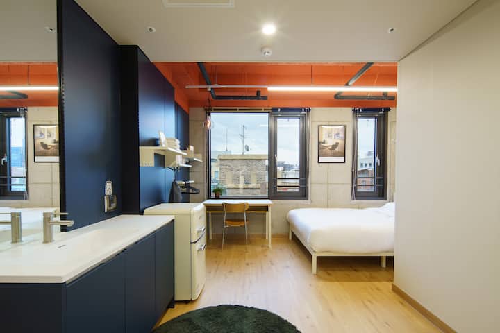 집중과 휴식을 돕는 큰 창이 돋보이는 더블룸 - Seoul