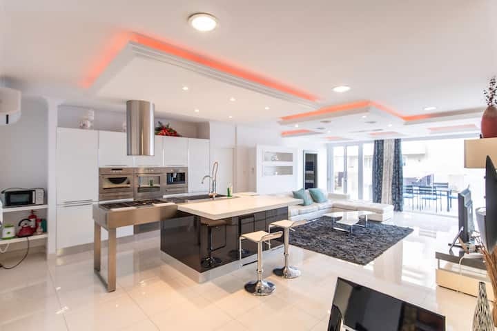 Oceanfront 3br Penthouse Luxury E Views In Sliema - Malta