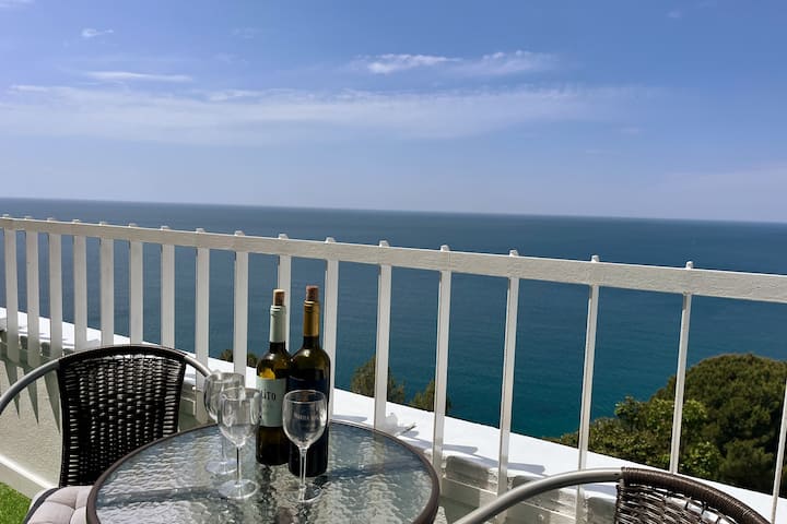 Axenic Retreat, Ocean View, Sleeps 4, New Redesign - Sesimbra
