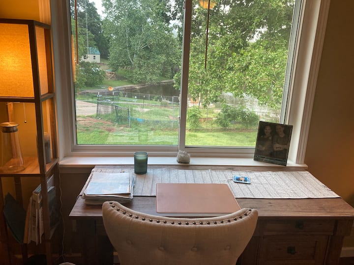 Nest At The Pond: View, Park-like Yard, Spacious. - Van Buren, AR