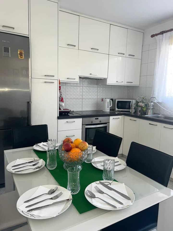 Marias Spacious Apartment - Paphos
