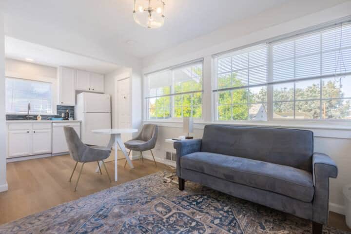 Sunny Oasis | A+ Kitchen | Walk To Town | Parking - Redwood City
